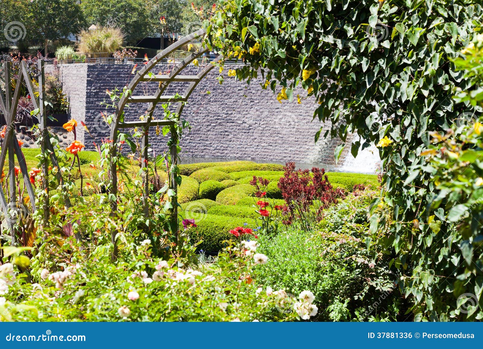 Laberinto del jardín foto de archivo. Imagen de majestuoso - 37881336