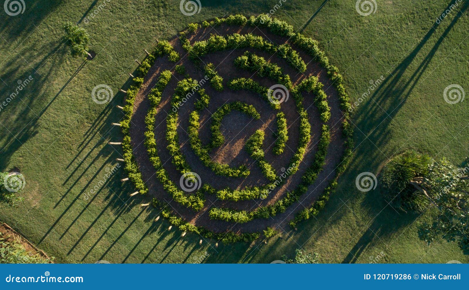 Laberinto En El Parque De Campos Verdes Foto de archivo - Imagen de ...
