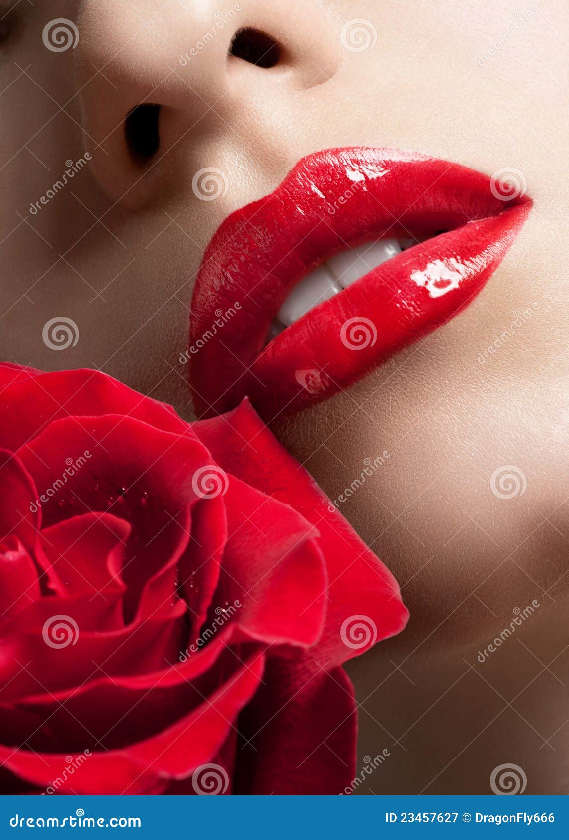 Labios Atractivos Del Rojo De La Mujer Imagen de archivo - Imagen de ...