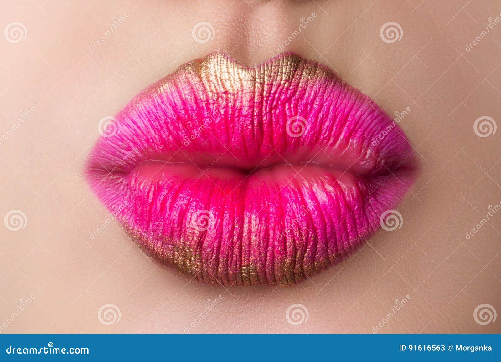Labios De La Mujer Que Soplan Un Beso Imagen de archivo - Imagen de ...