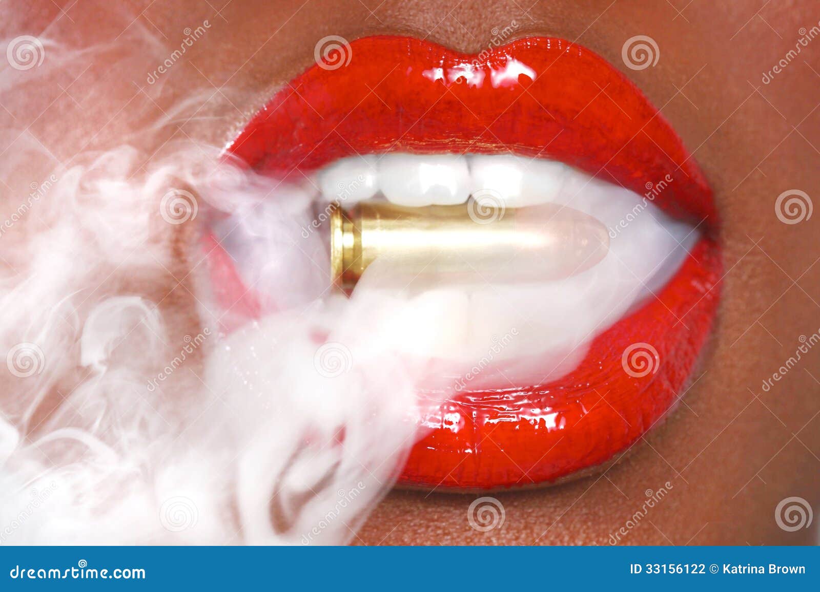 Labios De Una Mujer Con Una Bala Y Un Humo Foto de archivo - Imagen de ...