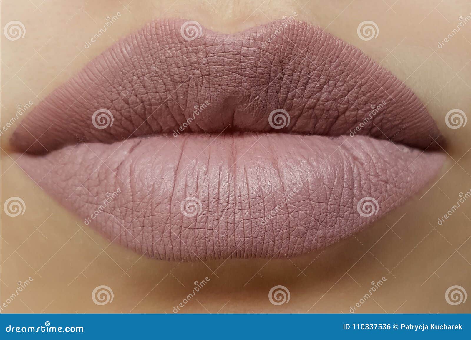 Labios Grandes Violetas Apasionados, Foto de archivo - Imagen de ...