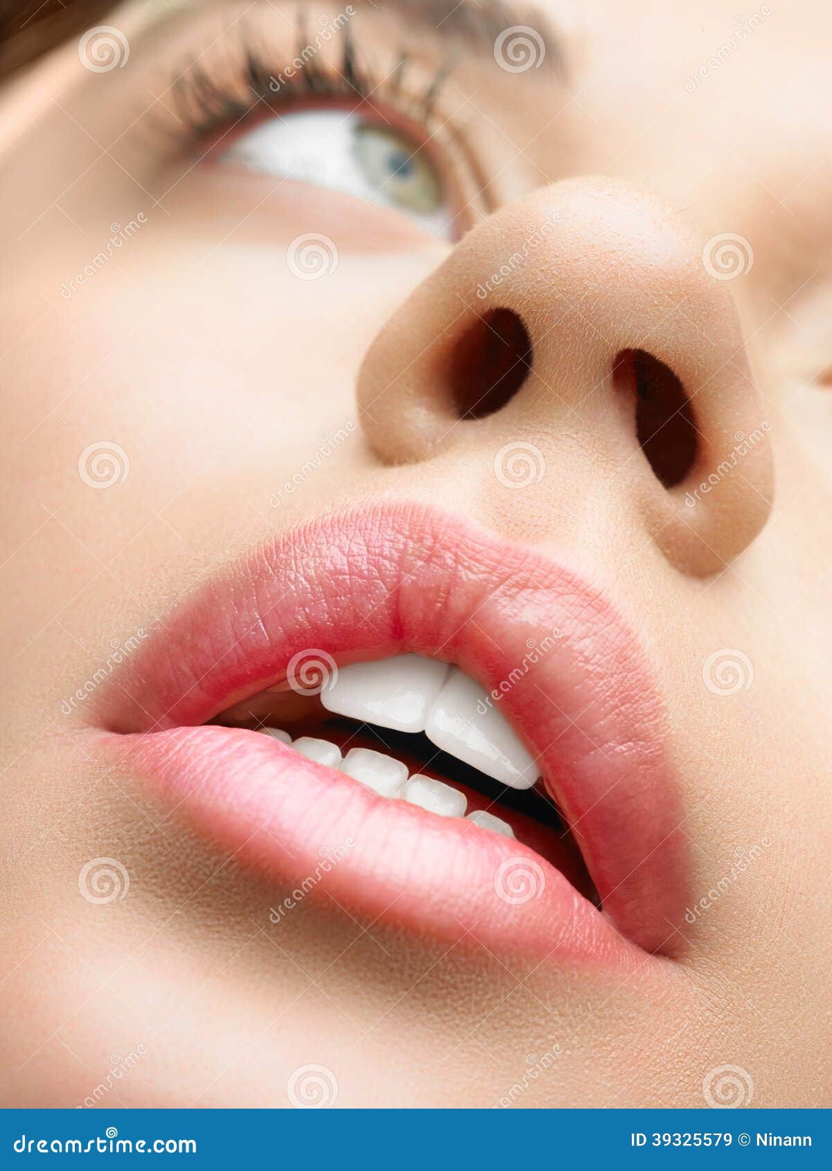 Labios naturales hermosos imagen de archivo. Imagen de abierto - 39325579