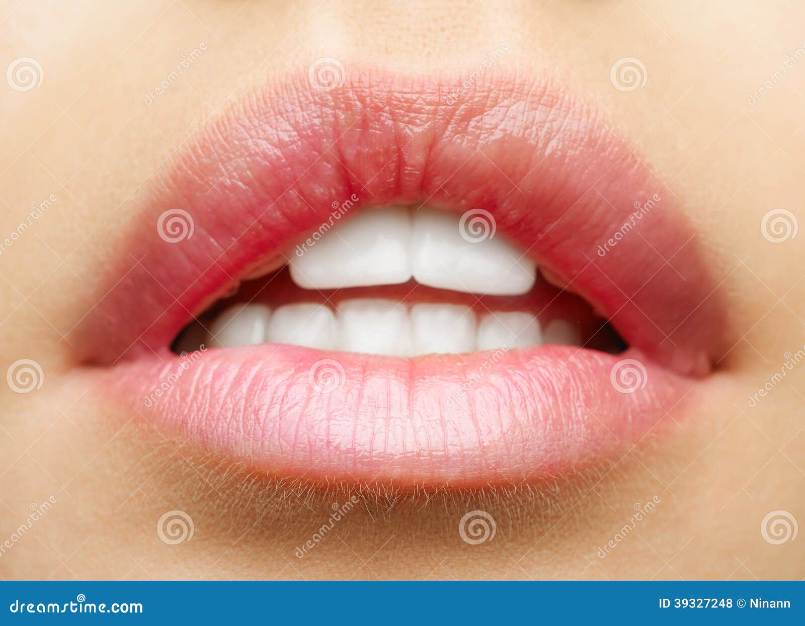 Labios naturales hermosos foto de archivo. Imagen de parte - 39327248