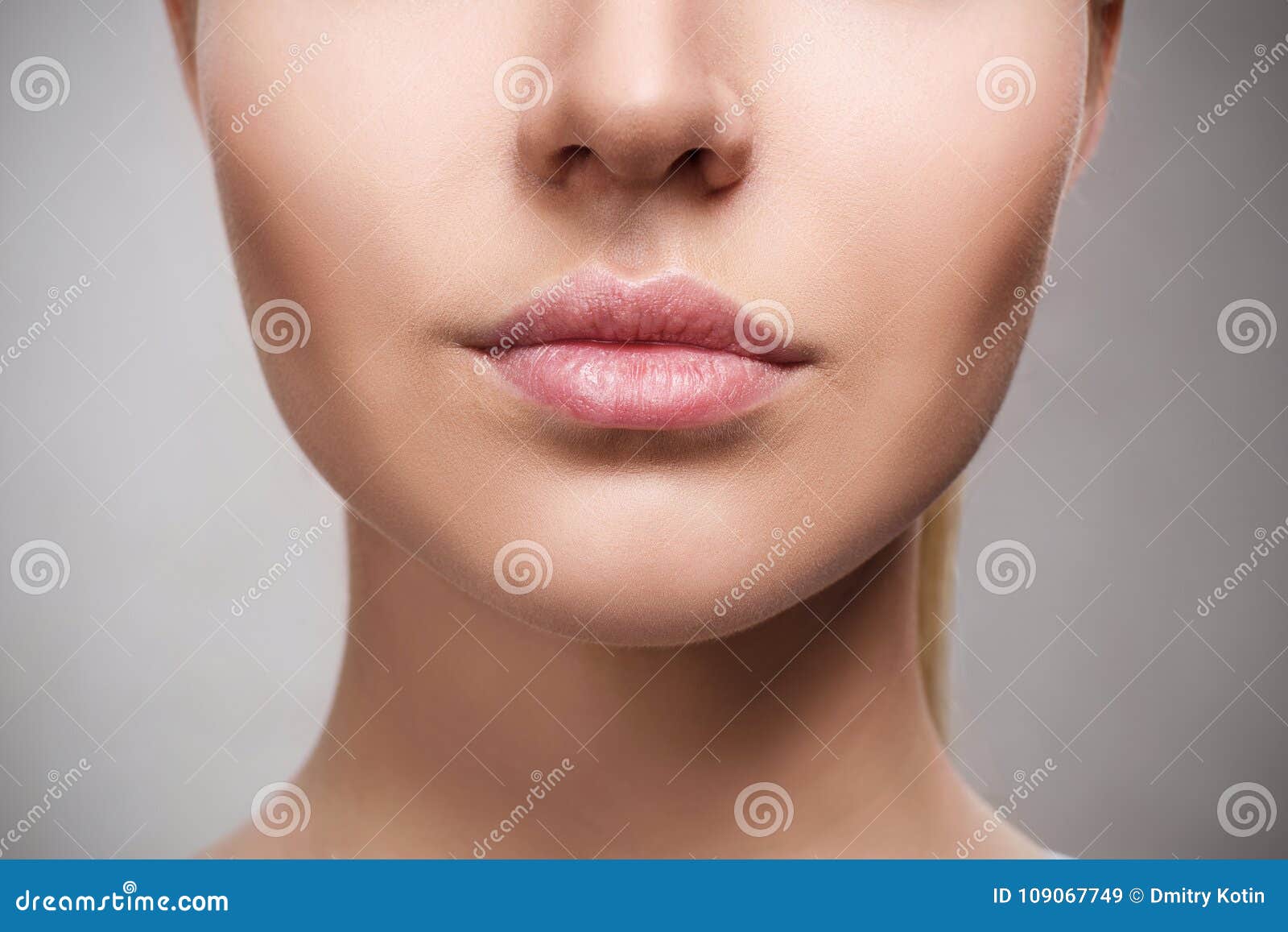 Labios Naturales Perfectos De La Mujer Joven Imagen de archivo - Imagen ...