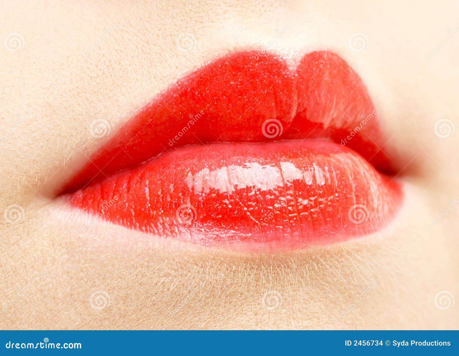 Labios rojos foto de archivo. Imagen de color, piel, boca - 2456734
