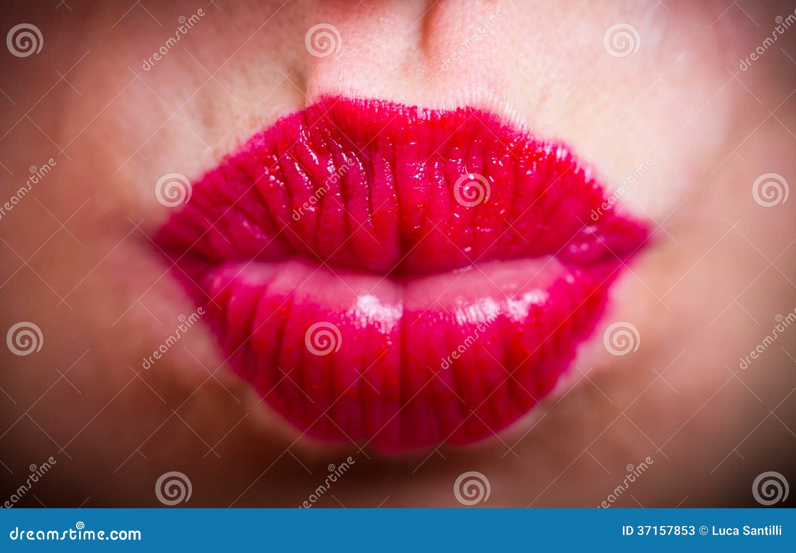 Labios Rojos Atractivos Hermosos Que Dan Beso Imagen de archivo ...