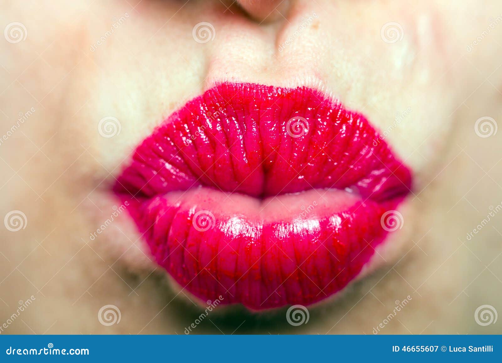 Labios Rojos Atractivos Hermosos Que Dan Beso Imagen de archivo ...