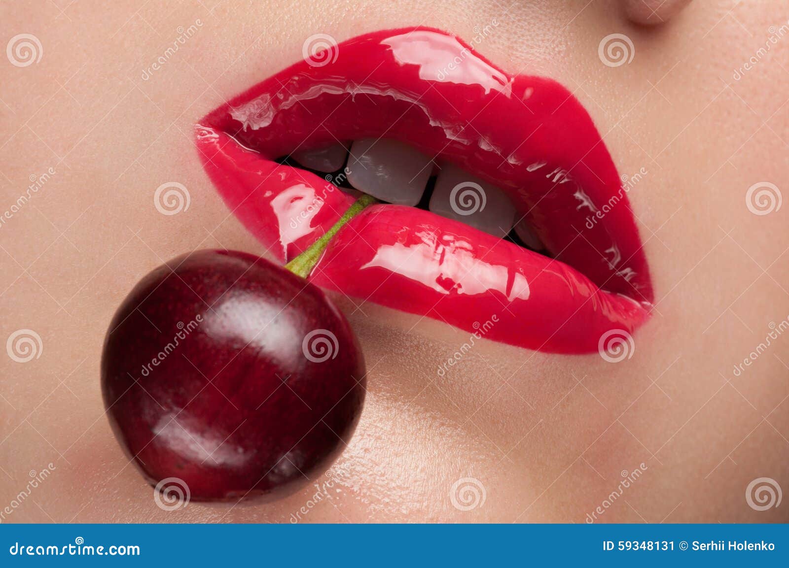 Labios Rojos Con Una Cereza Imagen de archivo - Imagen de glamour ...
