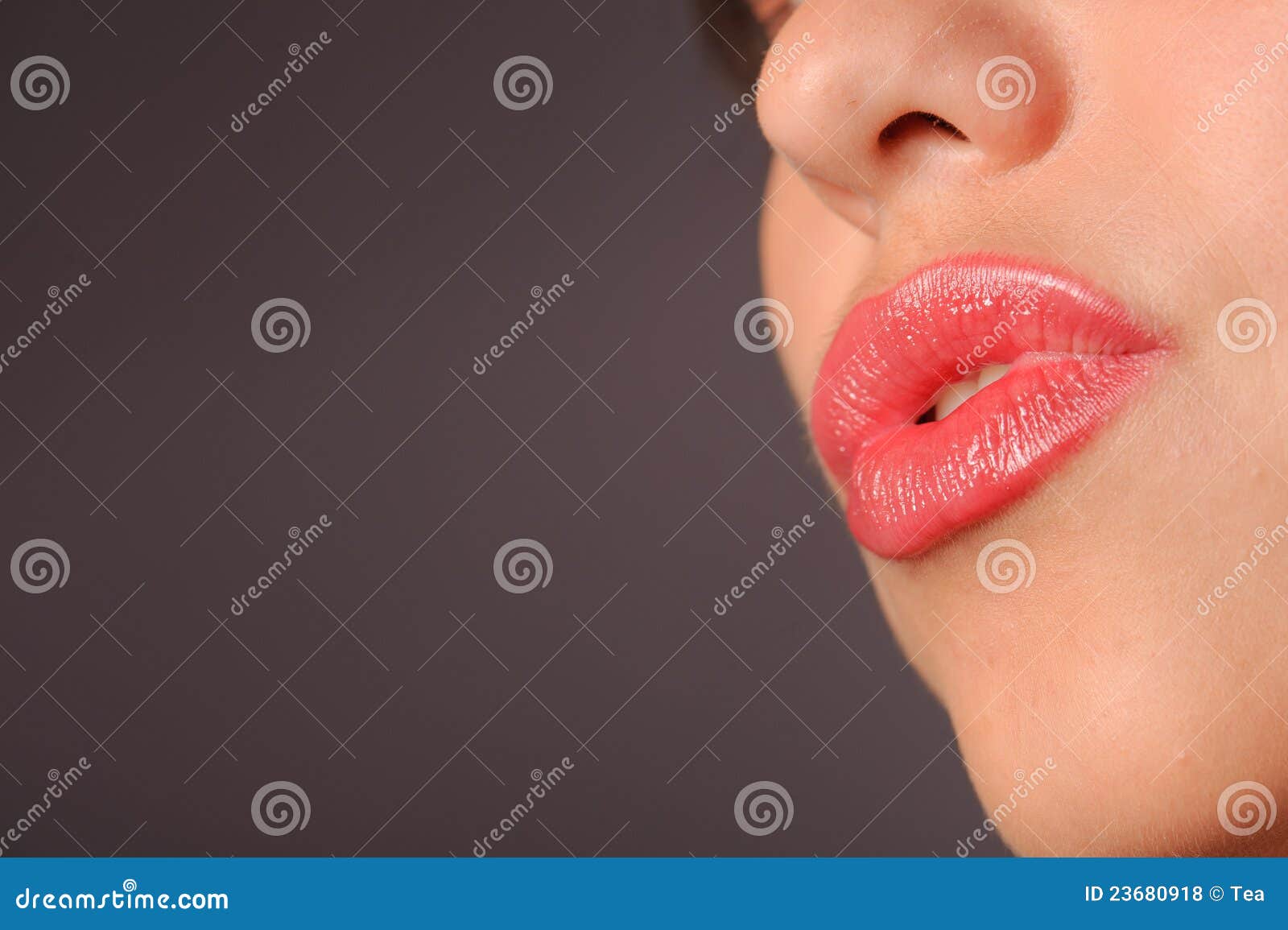 Labios rojos de la mujer foto de archivo. Imagen de cierre - 23680918