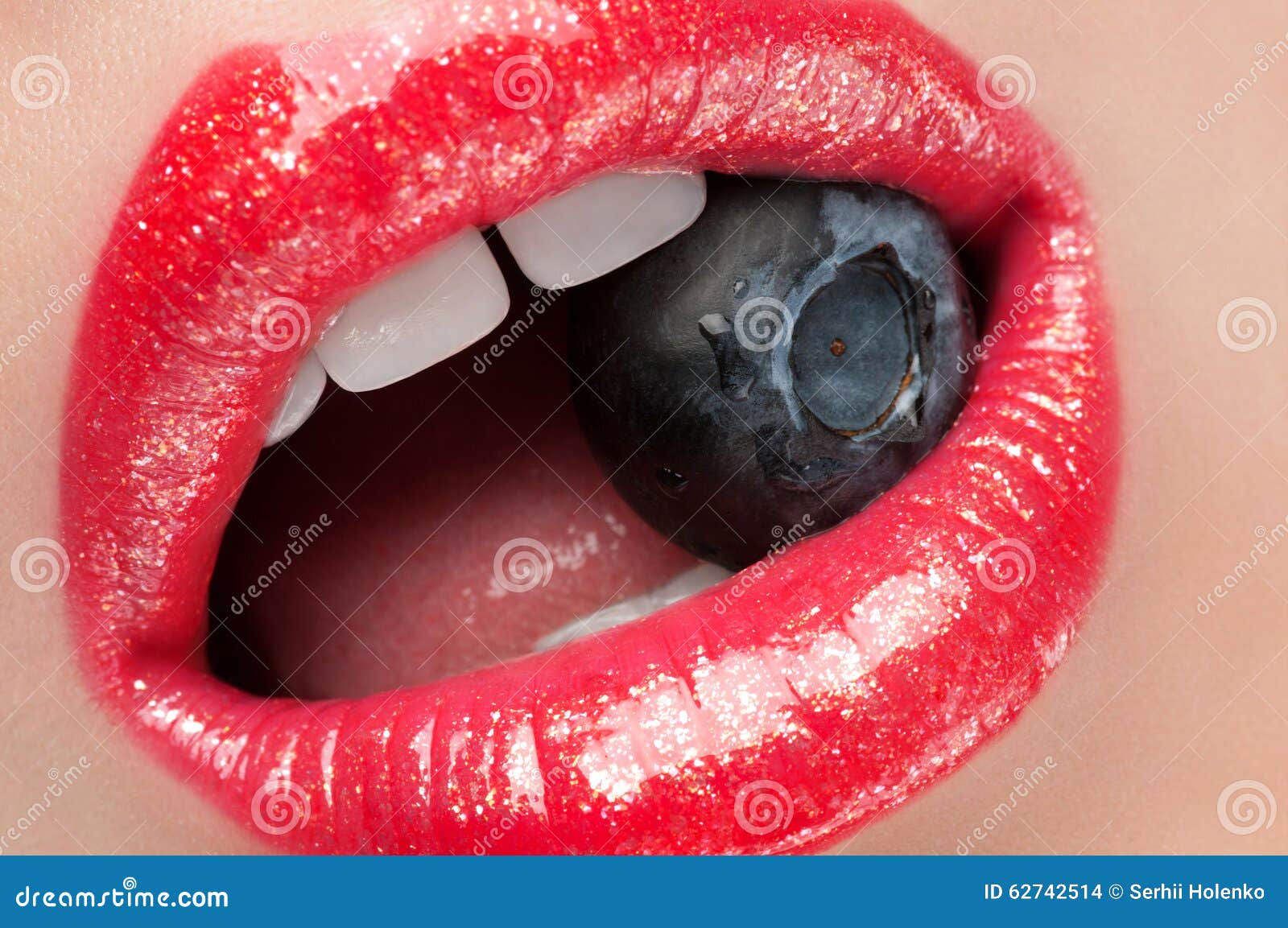 Labios rojos hermosos foto de archivo. Imagen de pintura - 62742514