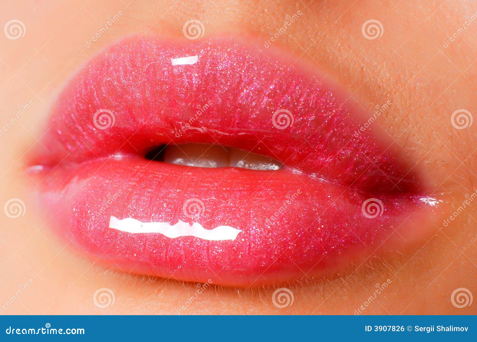 Labios rosados atractivos foto de archivo. Imagen de encanto - 3907826