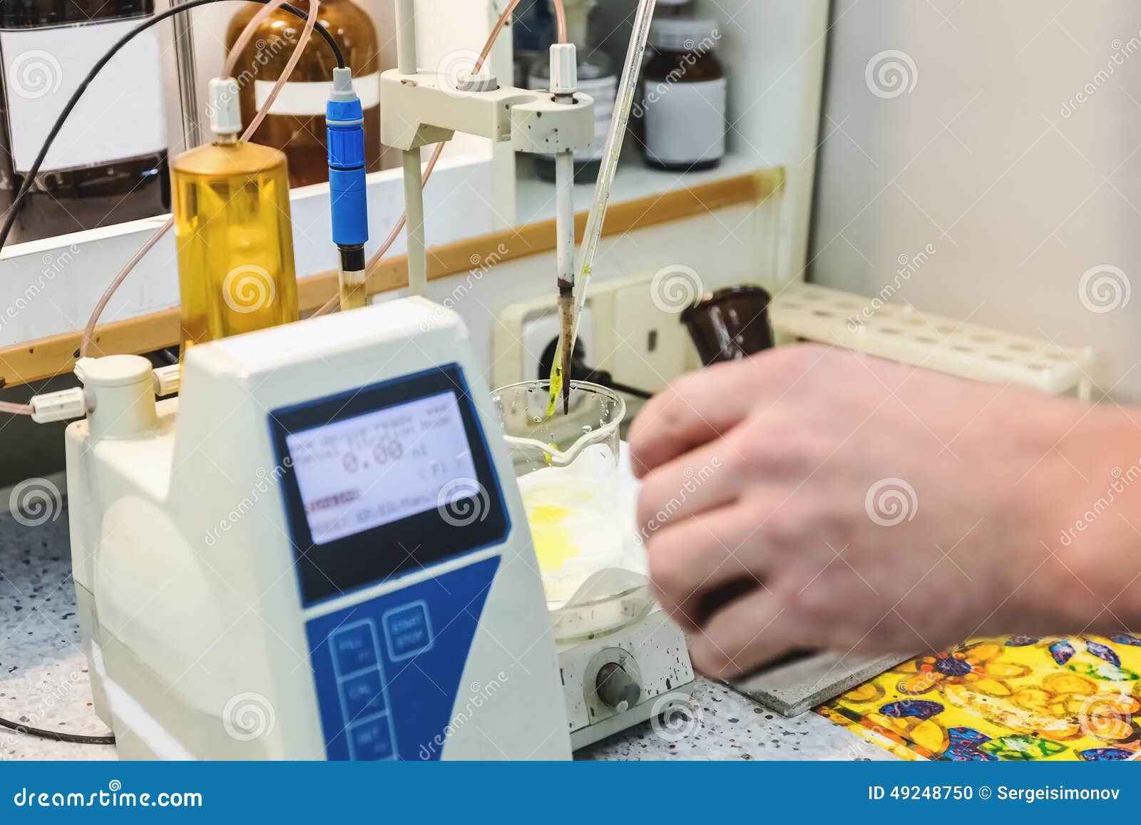 Laborante Hace La Prueba En Laboratorio Foto de archivo - Imagen de ...