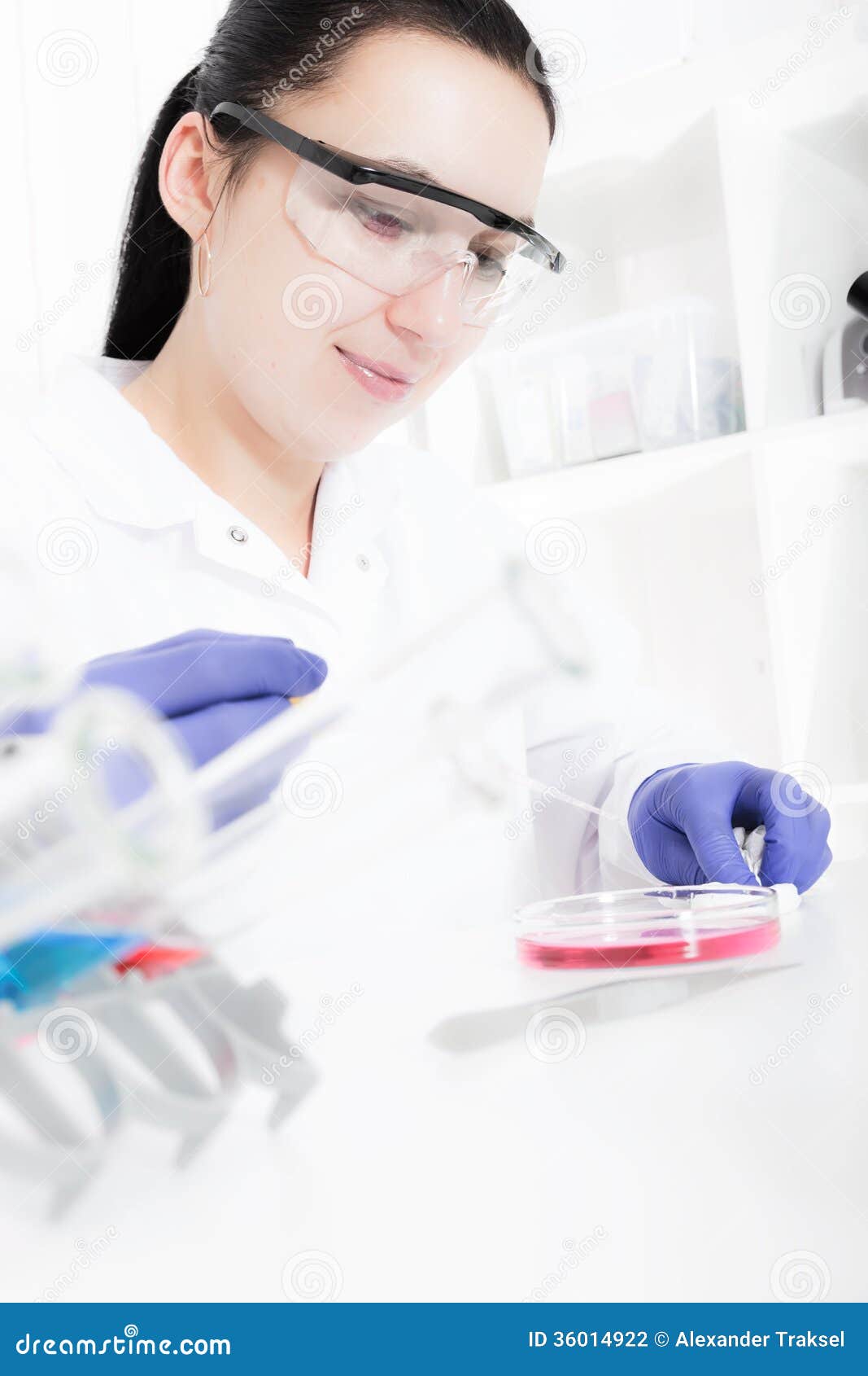 Laborassistent, Der Eine Probe Analysiert Stockfoto - Bild von labor ...