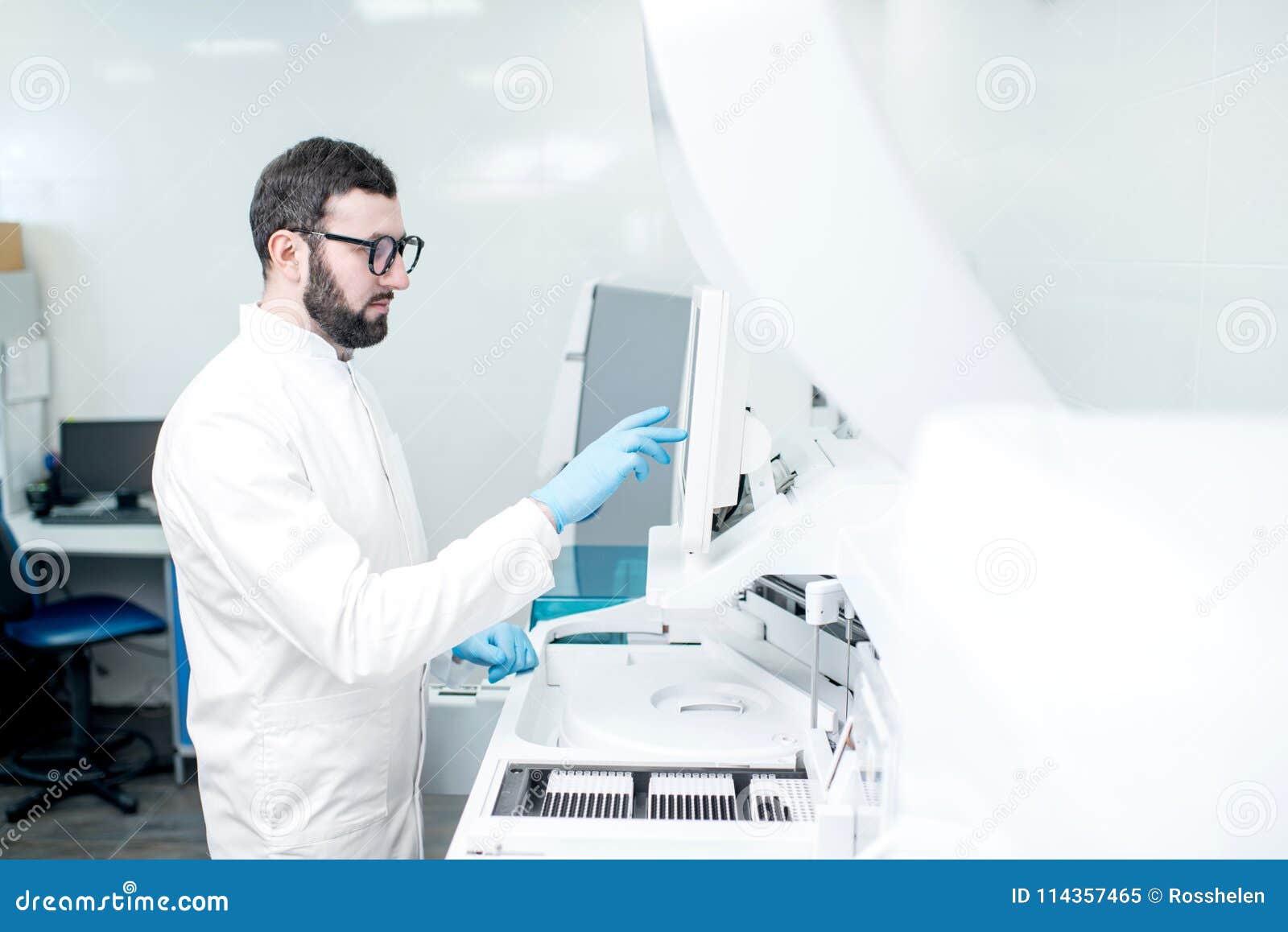 Laborassistent, Der Mit Medizinischer Analizer Maschine Arbeitet ...