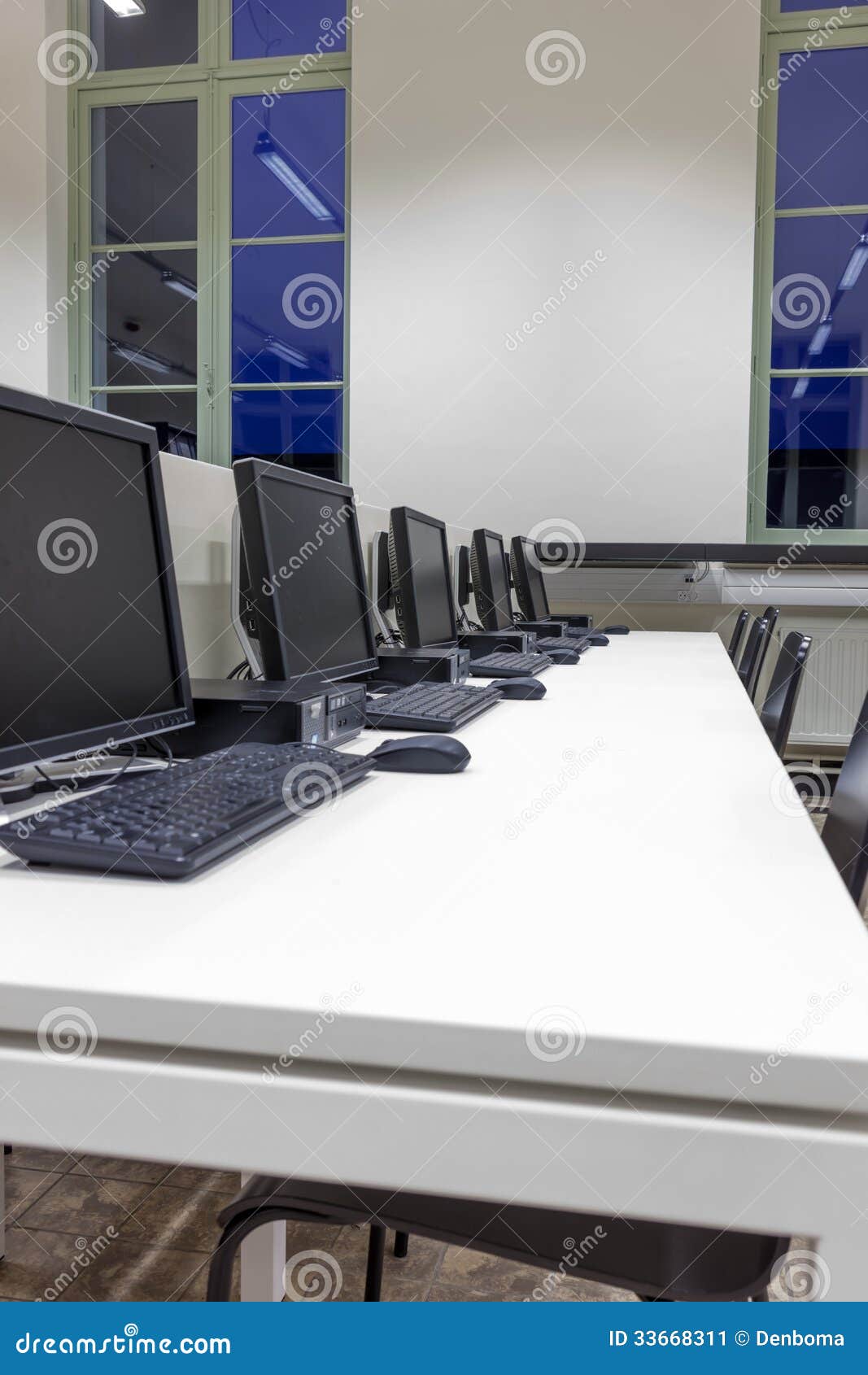Laboratório do computador imagem de stock. Imagem de tecnologia - 33668311