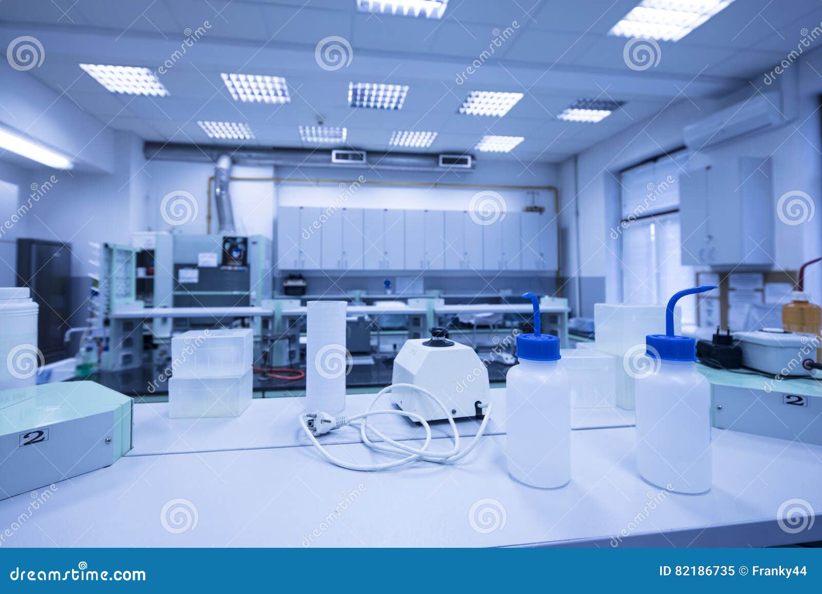 Laboratório moderno imagem de stock. Imagem de branco - 82186735