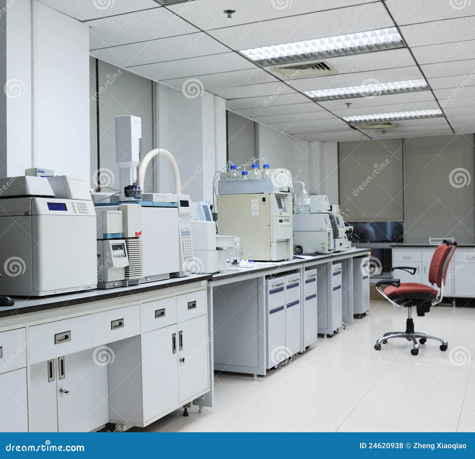 Laboratoire photo stock. Image du instrument, becher - 24620938