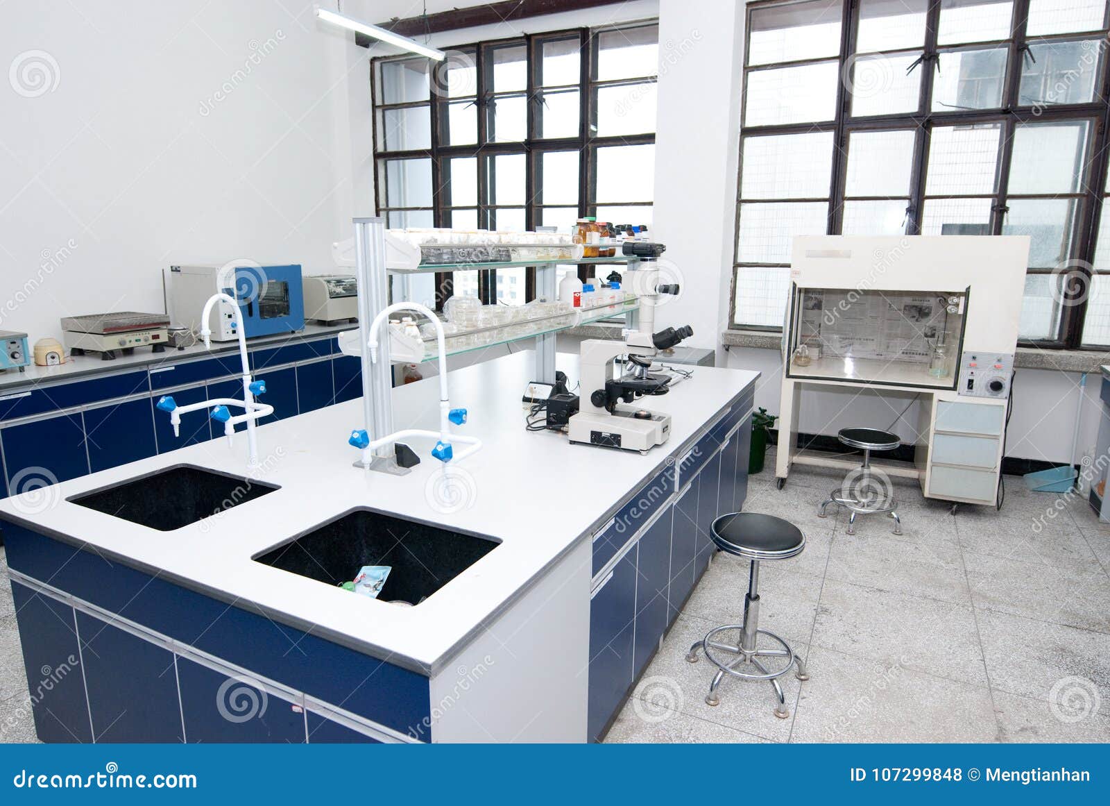 Laboratoire de physique photo stock. Image du expérimental - 107299848