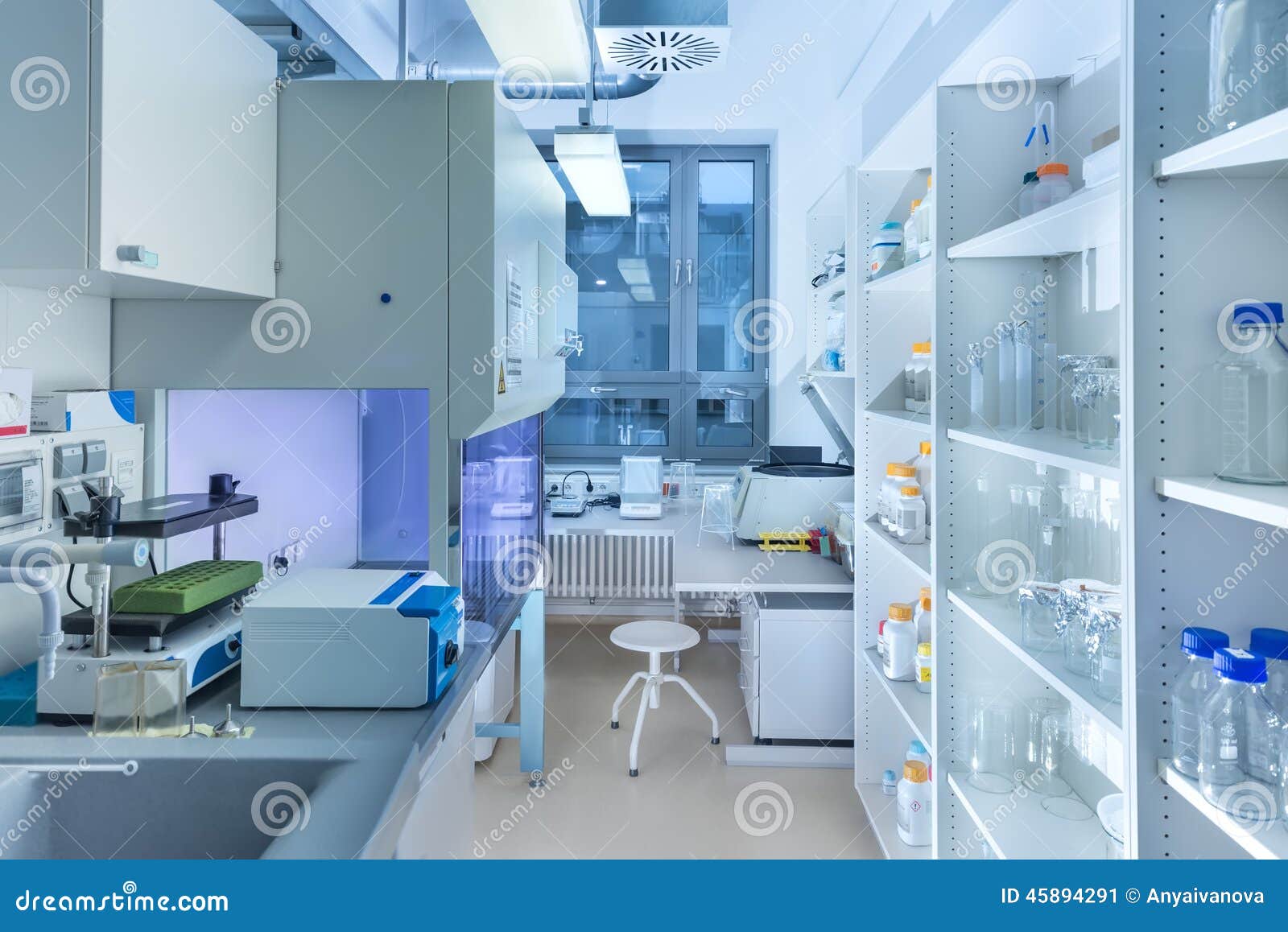 Laboratoire De Recherche Moderne Image stock - Image du culture ...