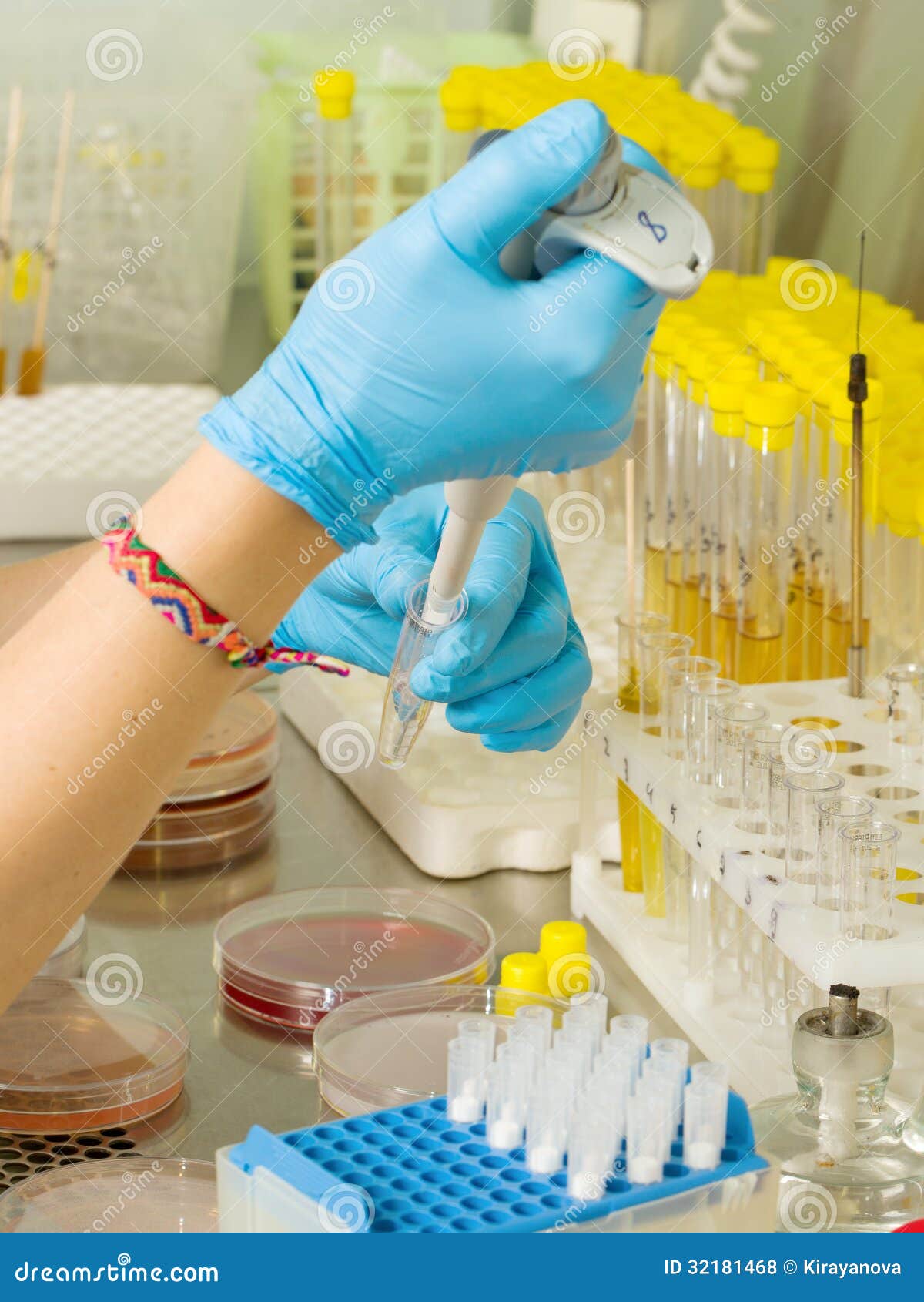 Laboratoire Microbiologique Photo stock - Image of maladies, groupe ...