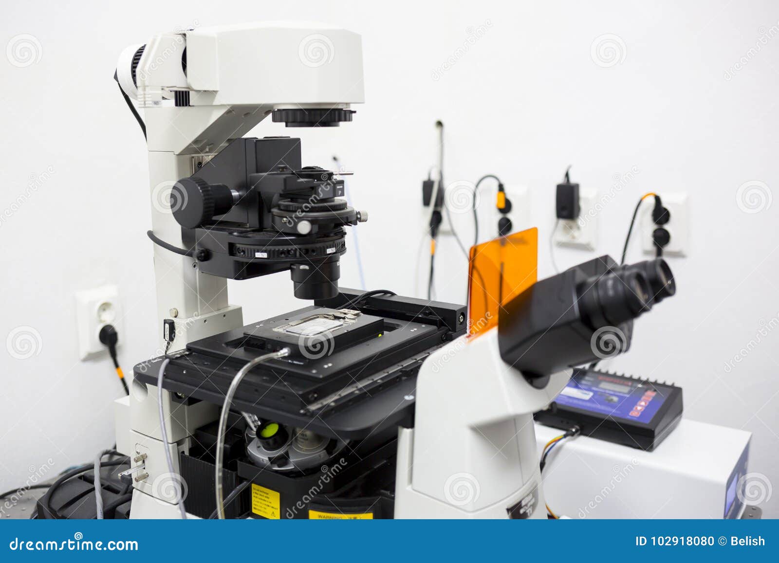 Laboratoire Moderne De Microbiologie De Microscope Photo stock - Image ...