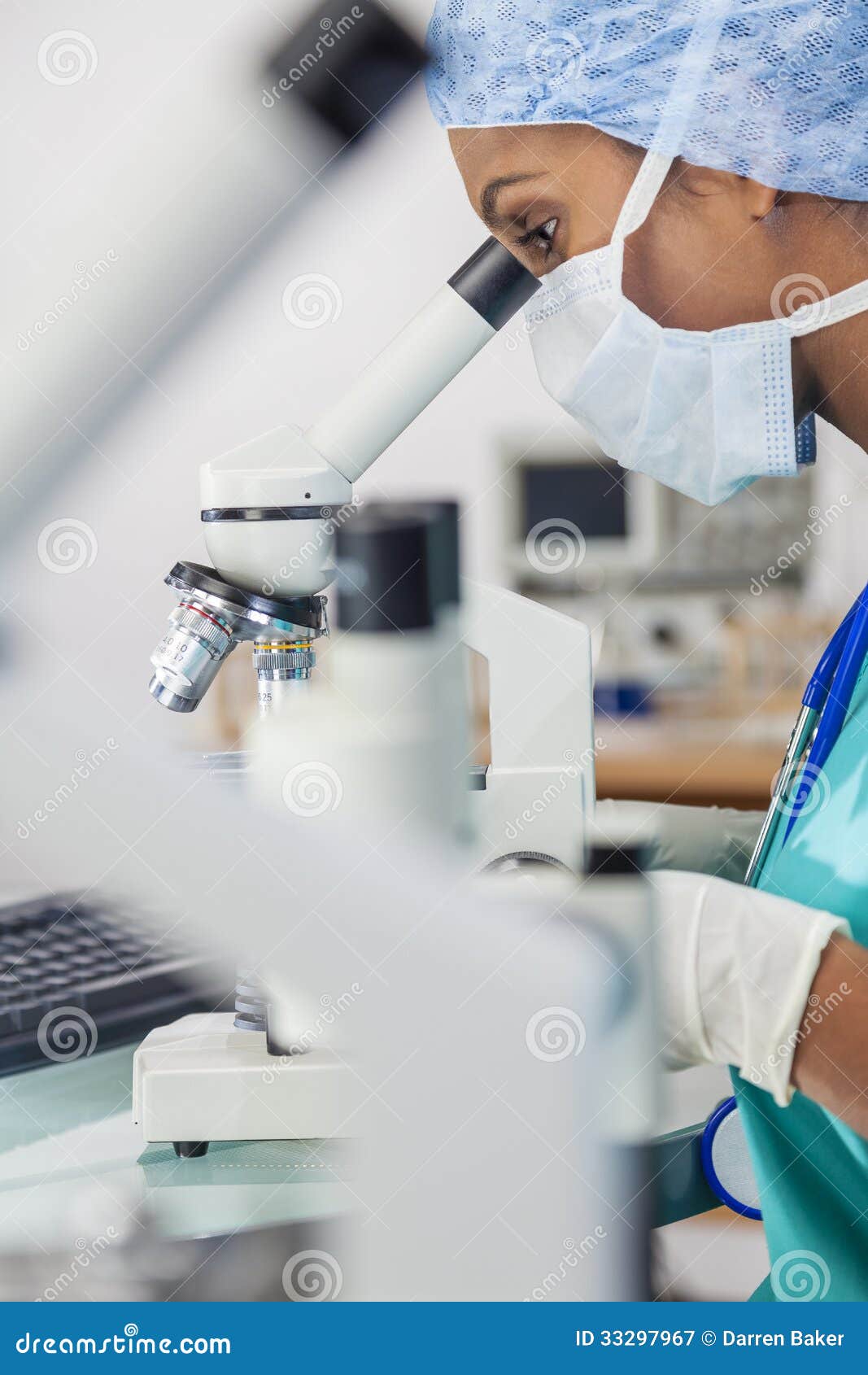 Laboratorio Asiatico Del Dottore Scientist Using Microscope in Della ...
