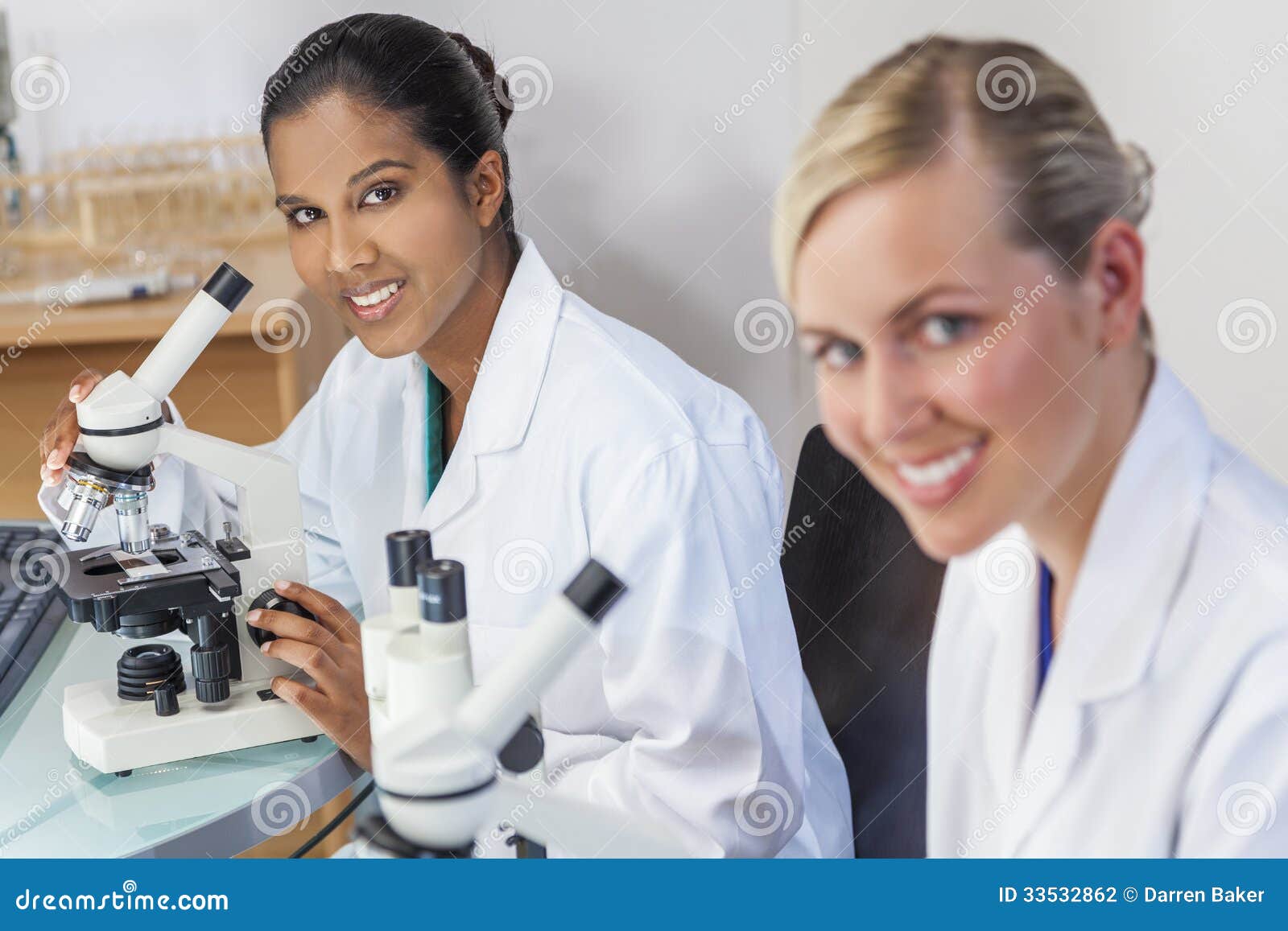 Laboratorio Asiatico Del Dottore Scientist Using Microscope in Della ...
