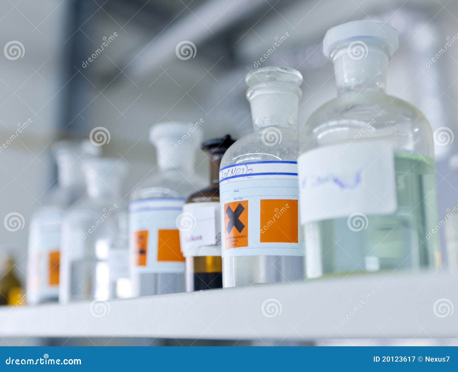 Laboratorio chimico immagine stock. Immagine di vetro - 20123617