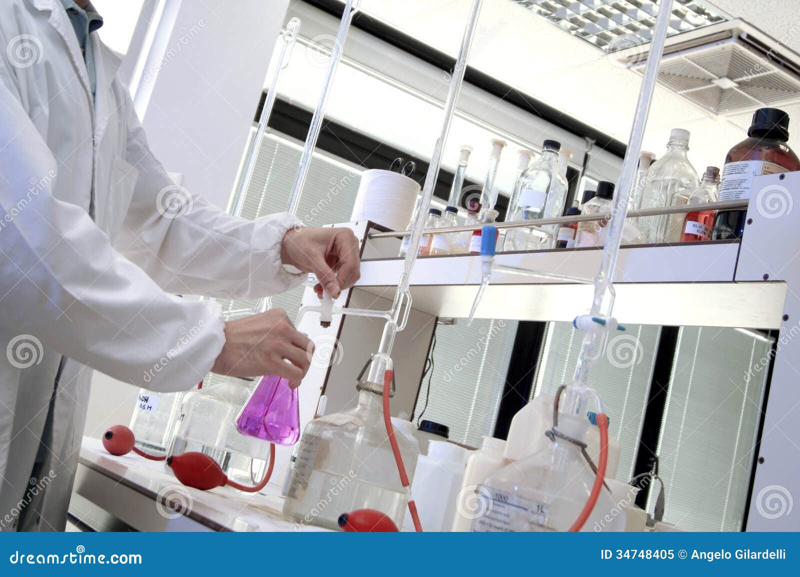 Laboratorio chimico immagine stock. Immagine di droga - 34748405