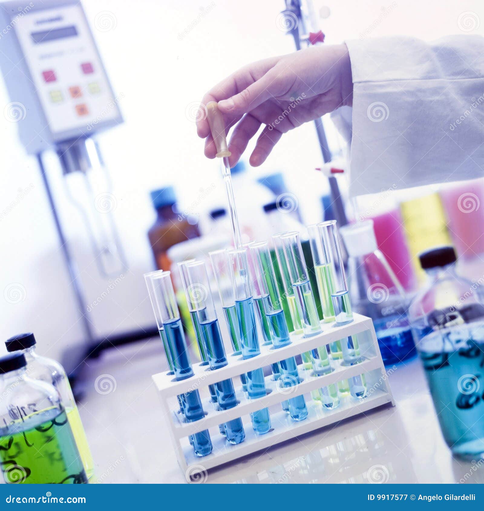 Laboratorio chimico immagine stock. Immagine di medicina - 9917577