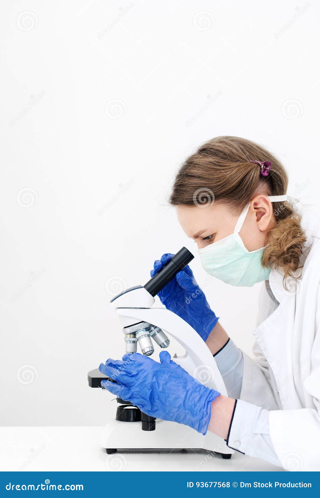 Laboratorio Del Dottore Using Microscope in Fotografia Stock - Immagine ...