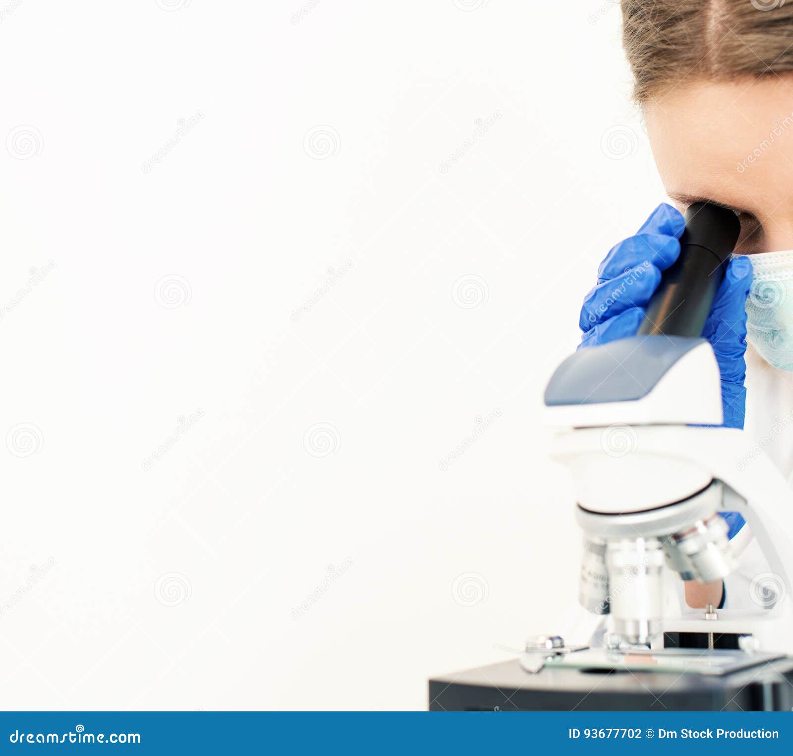 Laboratorio Del Dottore Using Microscope in Fotografia Stock - Immagine ...