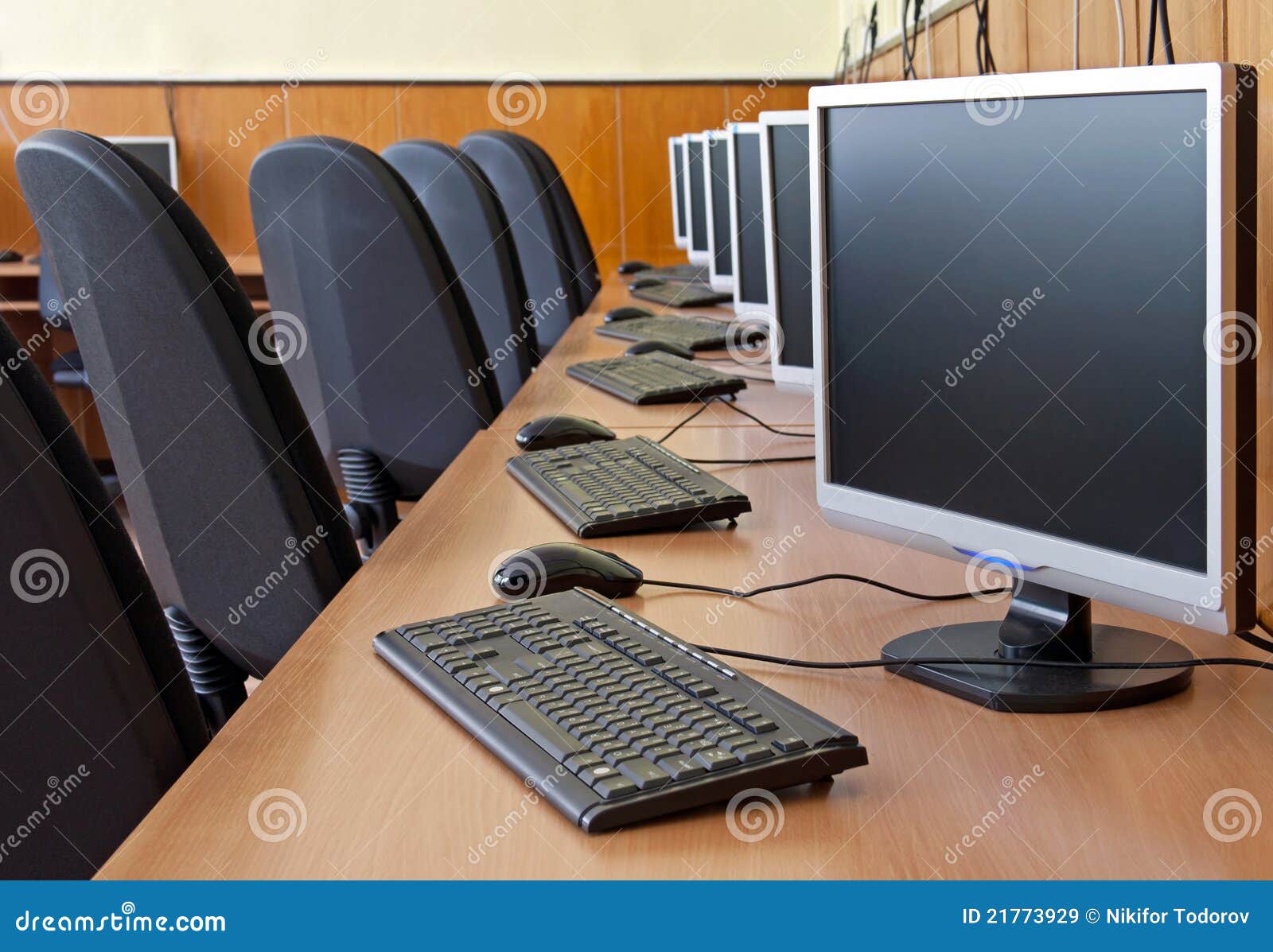 Laboratorio Del Estudio Por Computadora Imagen de archivo - Imagen de ...