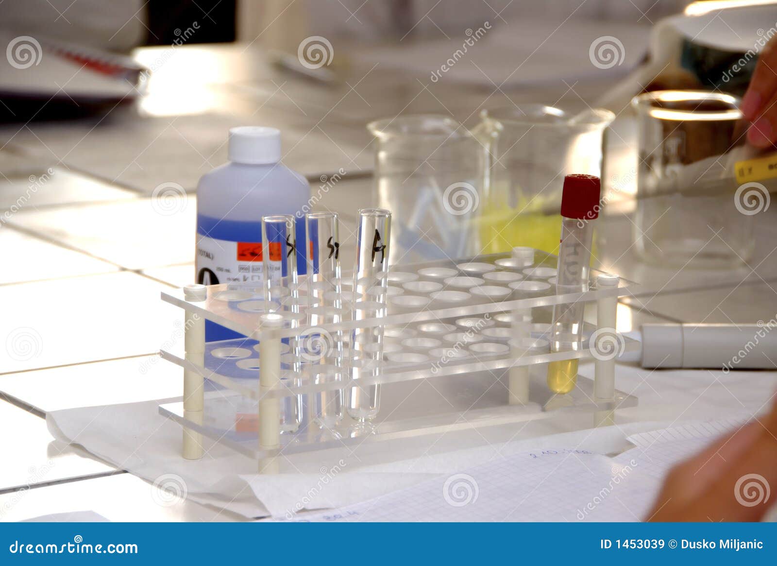 Laboratorium 2 stock afbeelding. Image of handen, vloeistoffen - 1453039