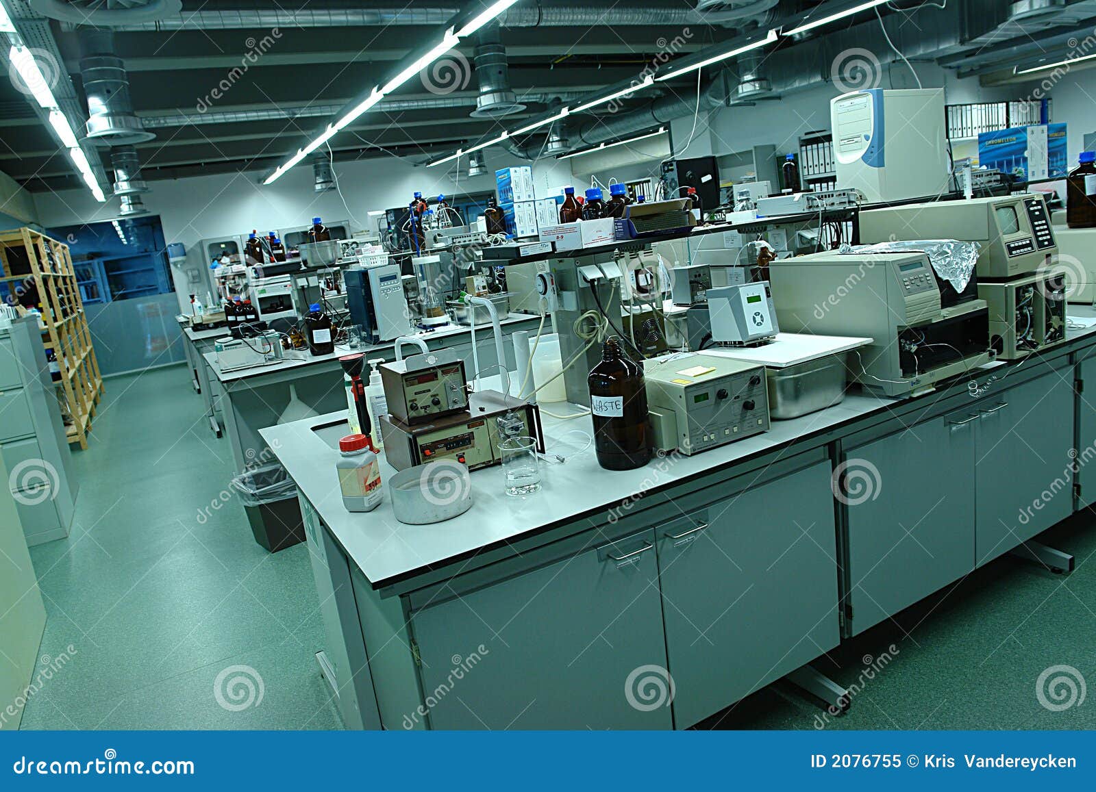 Laboratorium stock afbeelding. Image of fles, wetenschap - 2076755