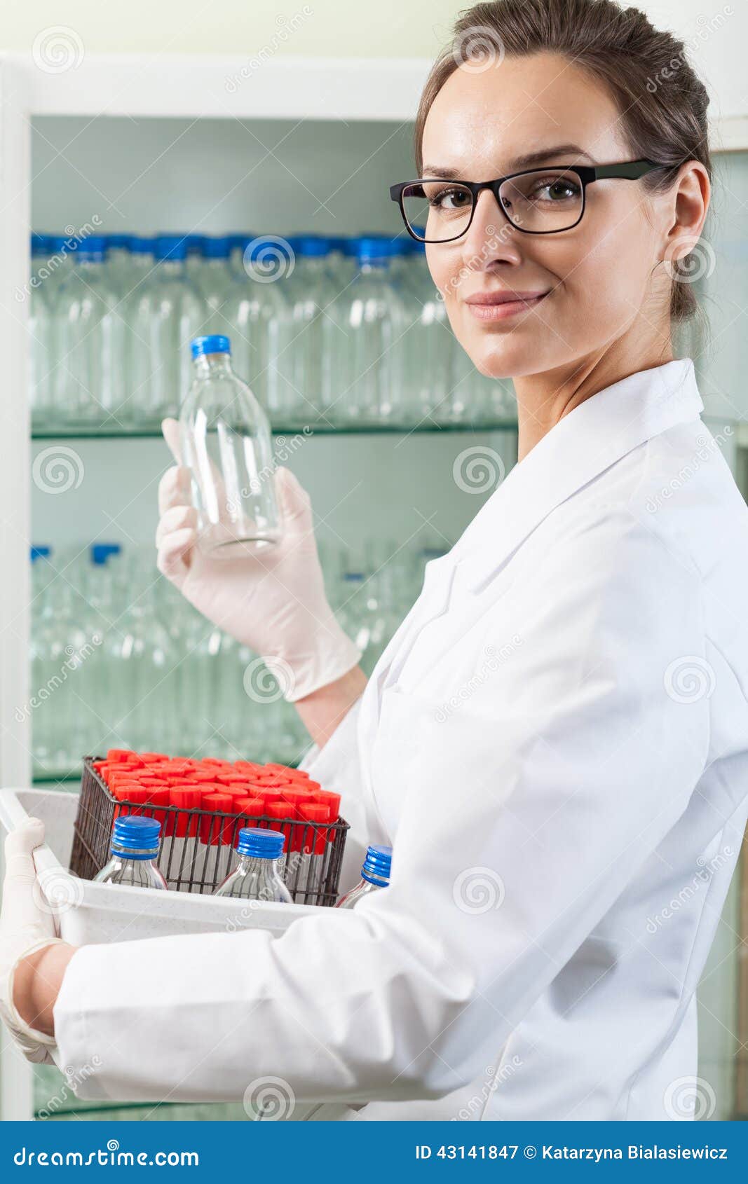 Laboratorium Het Hulp Werken in Laboratorium Stock Afbeelding - Image ...