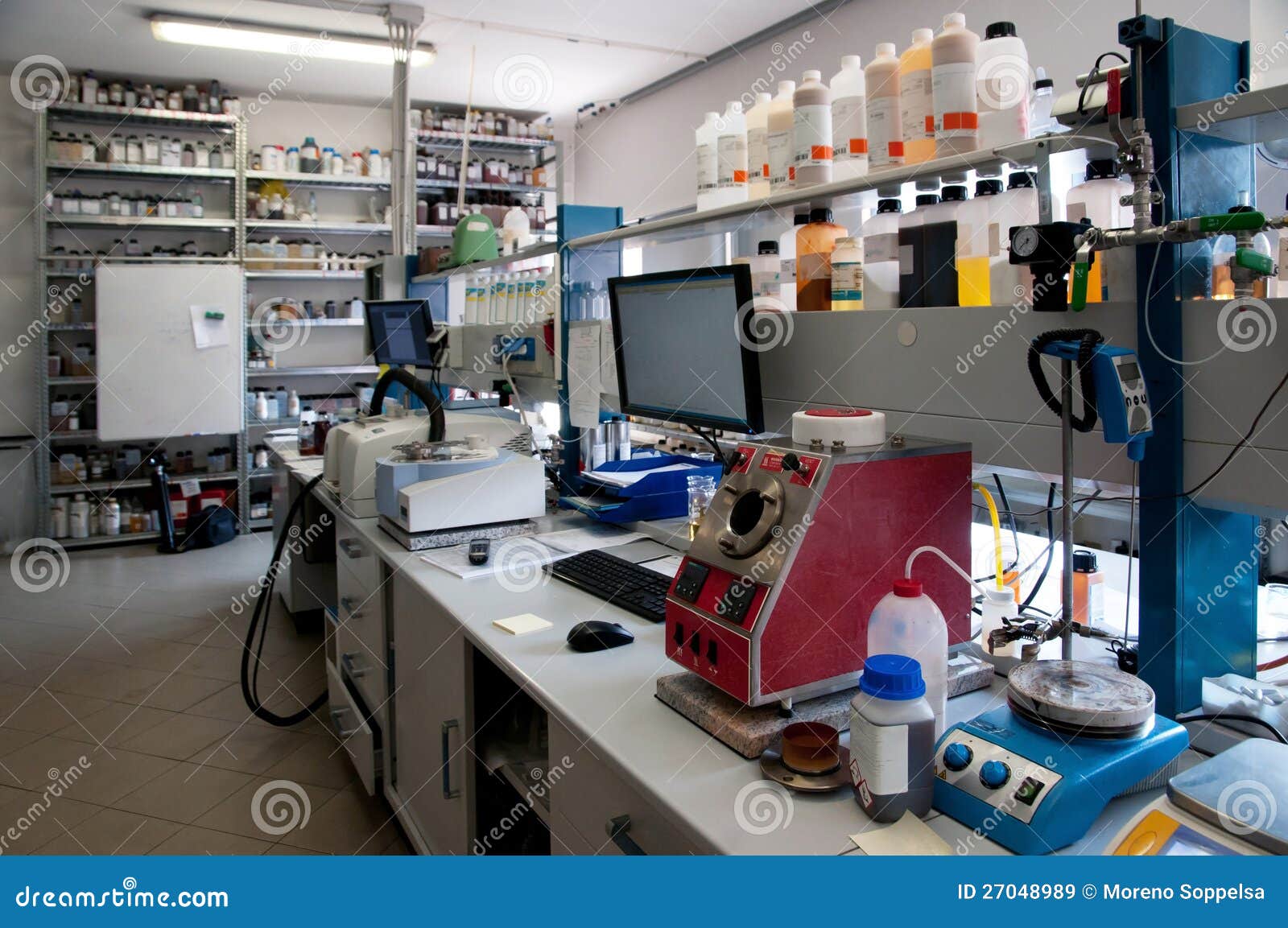 Laboratorium Voor Chemische Analyse Stock Afbeelding - Image of ...