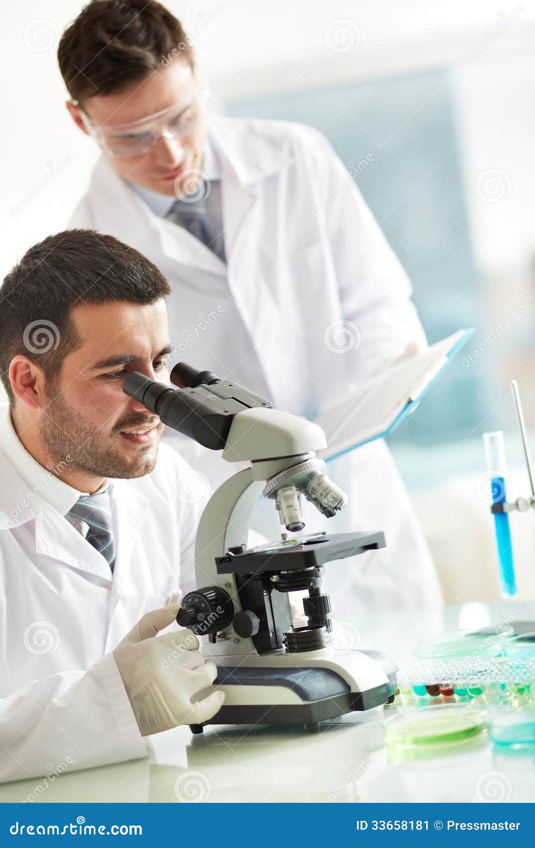 Laboratoriumonderzoek stock afbeelding. Image of knap - 33658181