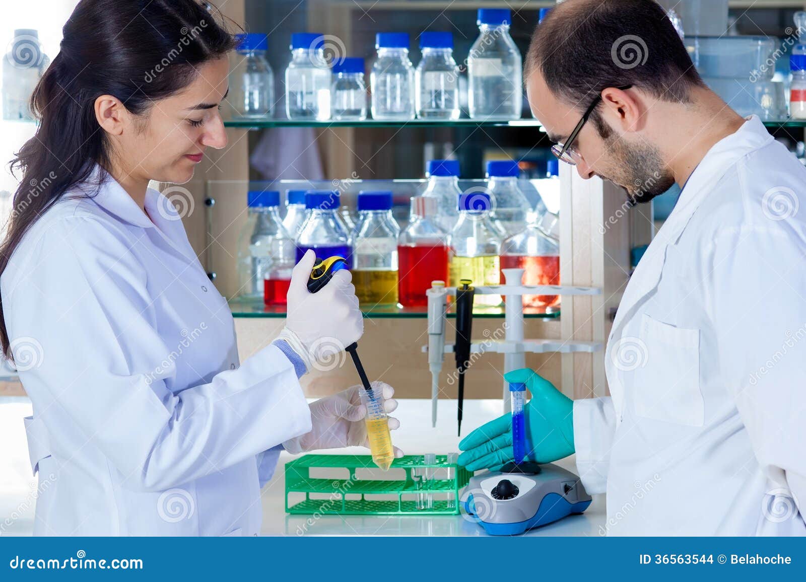 Laboratoriumtechnici Op Het Werk. Stock Foto - Image of chemie ...