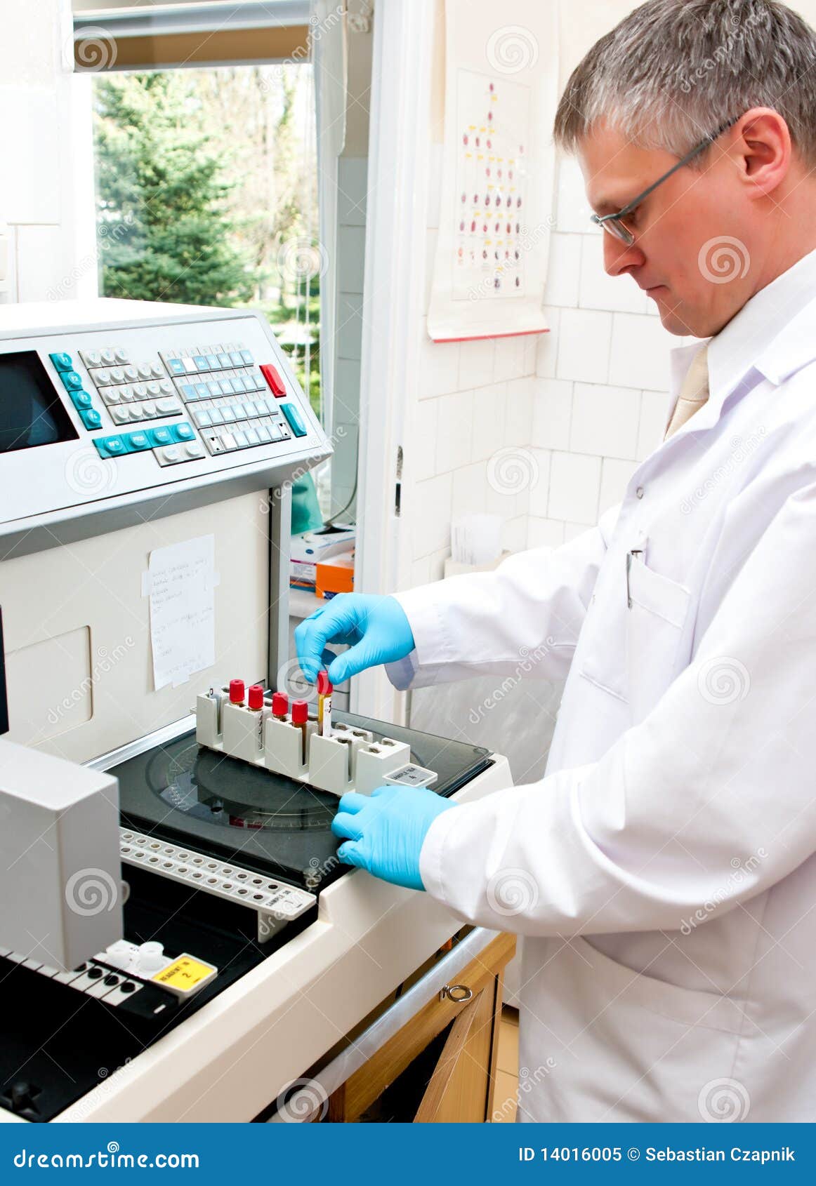 Laboratory worker stock image. Image of eyeglasses, glasses - 14016005