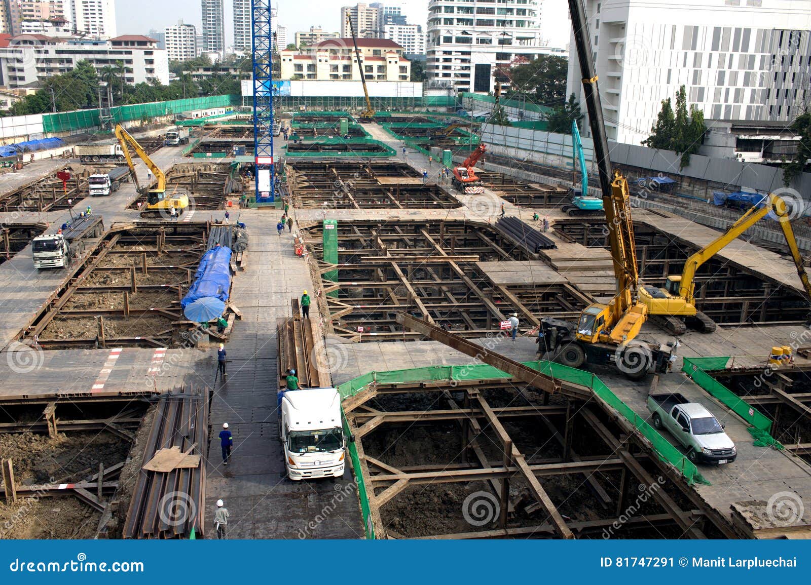 Laborers Work at the Construction Site of a Building. Editorial Photo ...