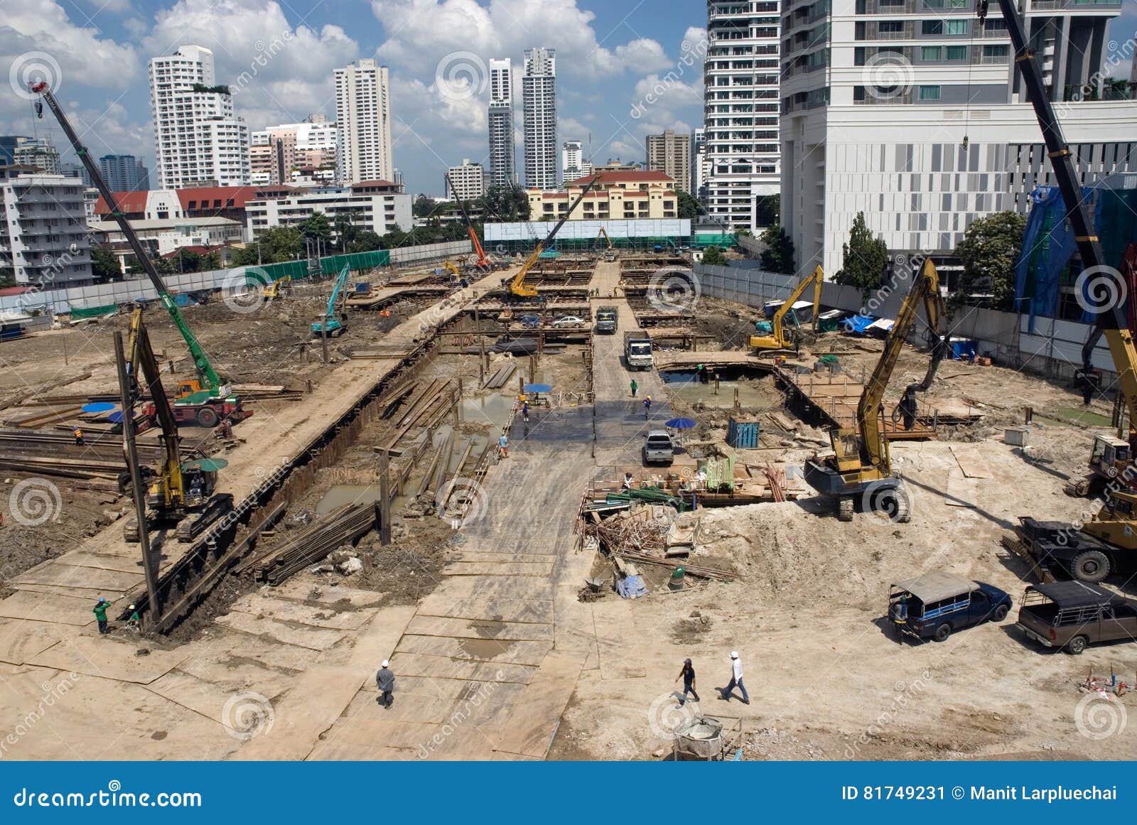 Laborers Work at the Construction Site of a Building. Editorial Photo ...