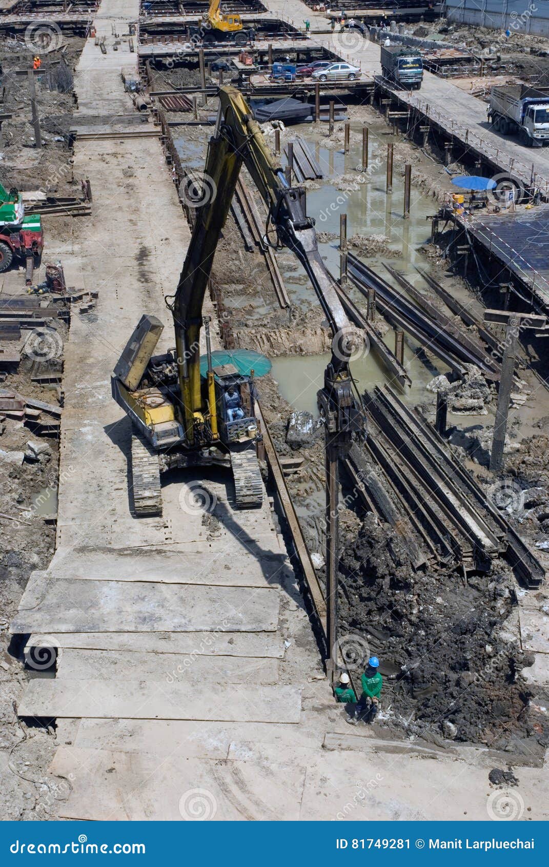 Laborers Work at the Construction Site of a Building. Editorial Photo ...