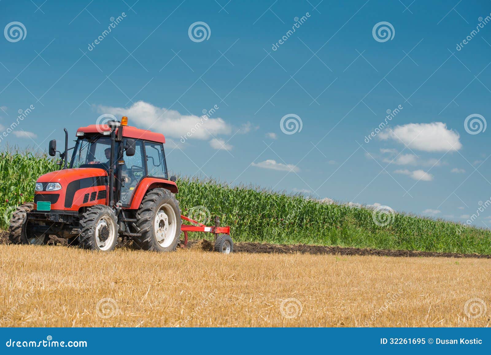Labourage de tracteur image stock. Image du saleté, pays - 32261695