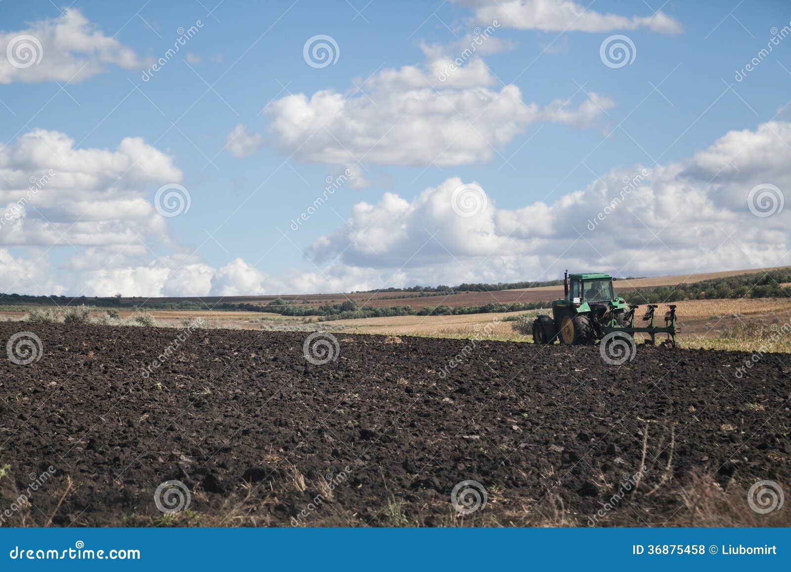 Labourage du tracteur photo stock. Image du saison, labourage - 36875458