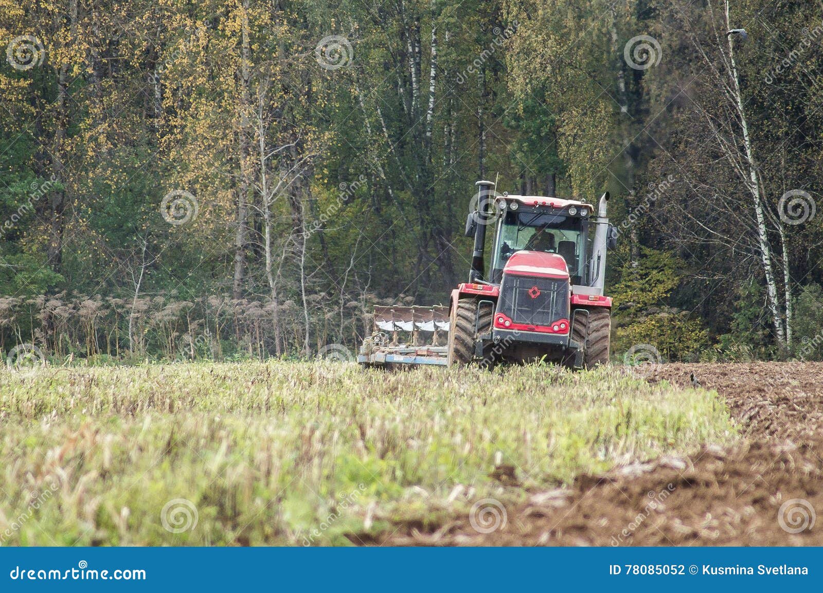 Labourage du tracteur photographie éditorial. Image du poussière - 78085052