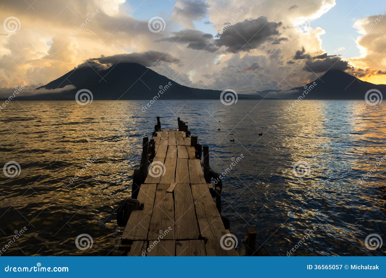 Lac Atitlan image stock. Image du montagne, propre, ciel - 36565057