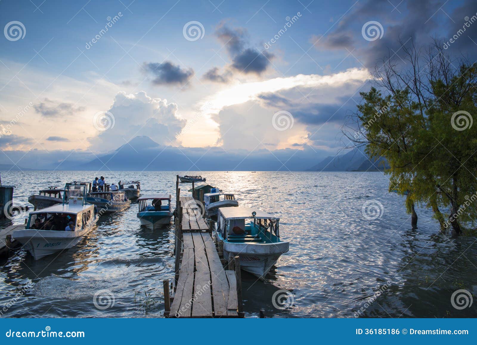 Lac Atitlan Au Coucher Du Soleil Photo éditorial - Image du bateaux ...