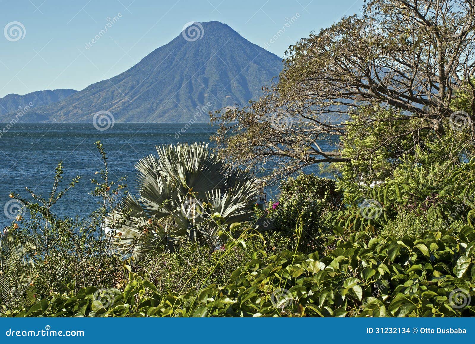 Lac Atitlan Avec Le Volcan Au Guatemala Photo stock - Image du personne ...